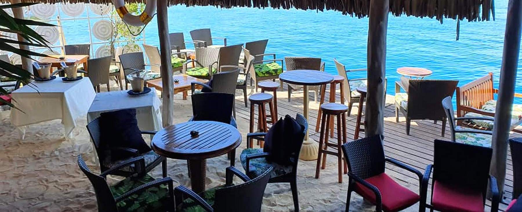 Coté lagon du Bar Saint James à Bora Bora